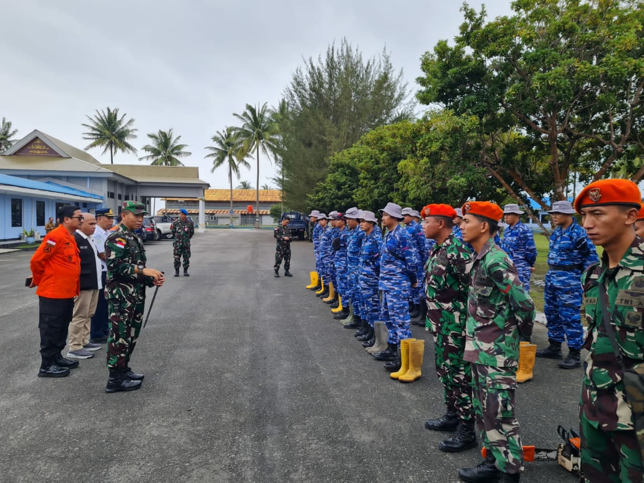 Gerak Cepat Danlanud Raden Sadjad Kirim Prajurit Bantu Bencana Tanah ...