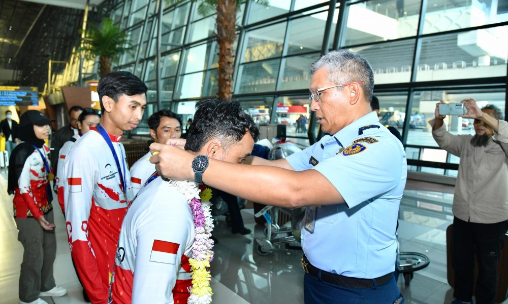 Tim Paralayang Indonesia Sukses Juara Dunia: Kalungan Bunga Bagi Tim ...