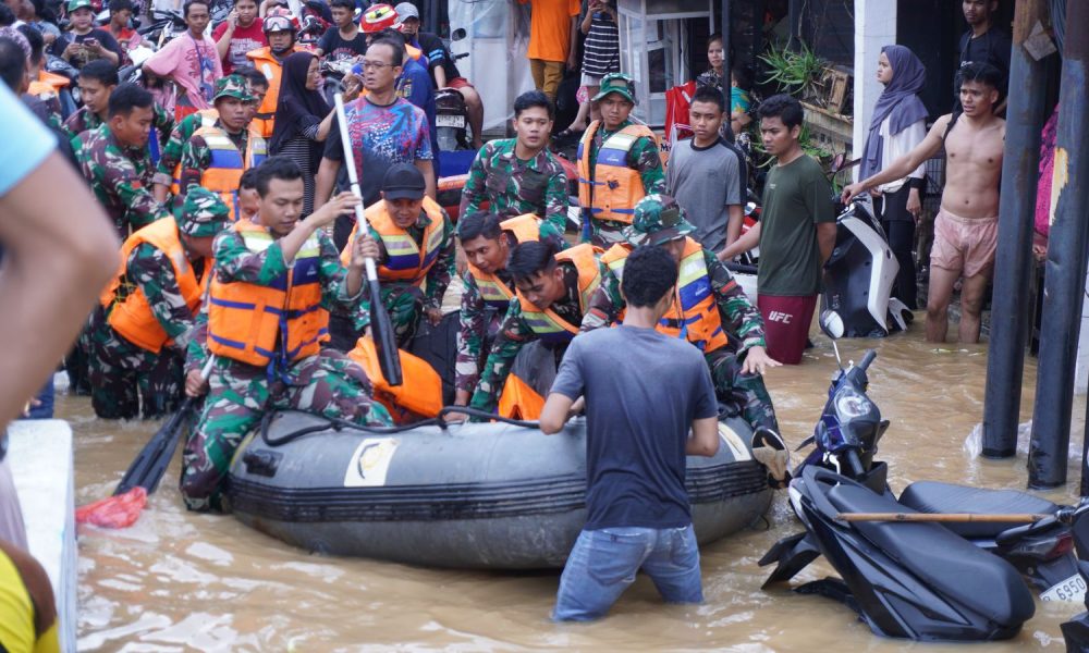 Tim Satgas Siaga Bencana Koops Udara I Bantu Evakuasi Warga Kalibata ...
